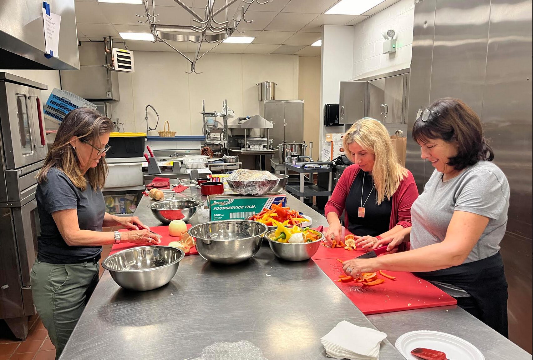Temple Sholom Volunteers Cook Dinner for Greenwich’s Kids in Crisis ...
